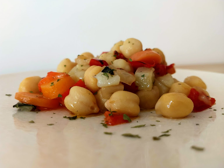 Garbanzos con verduras como guarnición – COMMEMEMUCHO