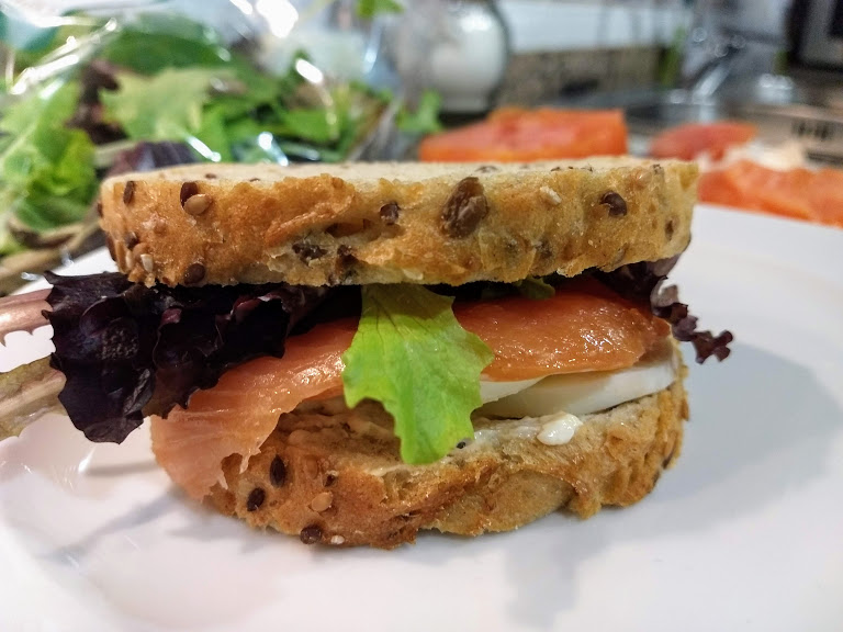 Sándwich de salmón ahumado y pepinillo agridulce – COMMEMEMUCHO